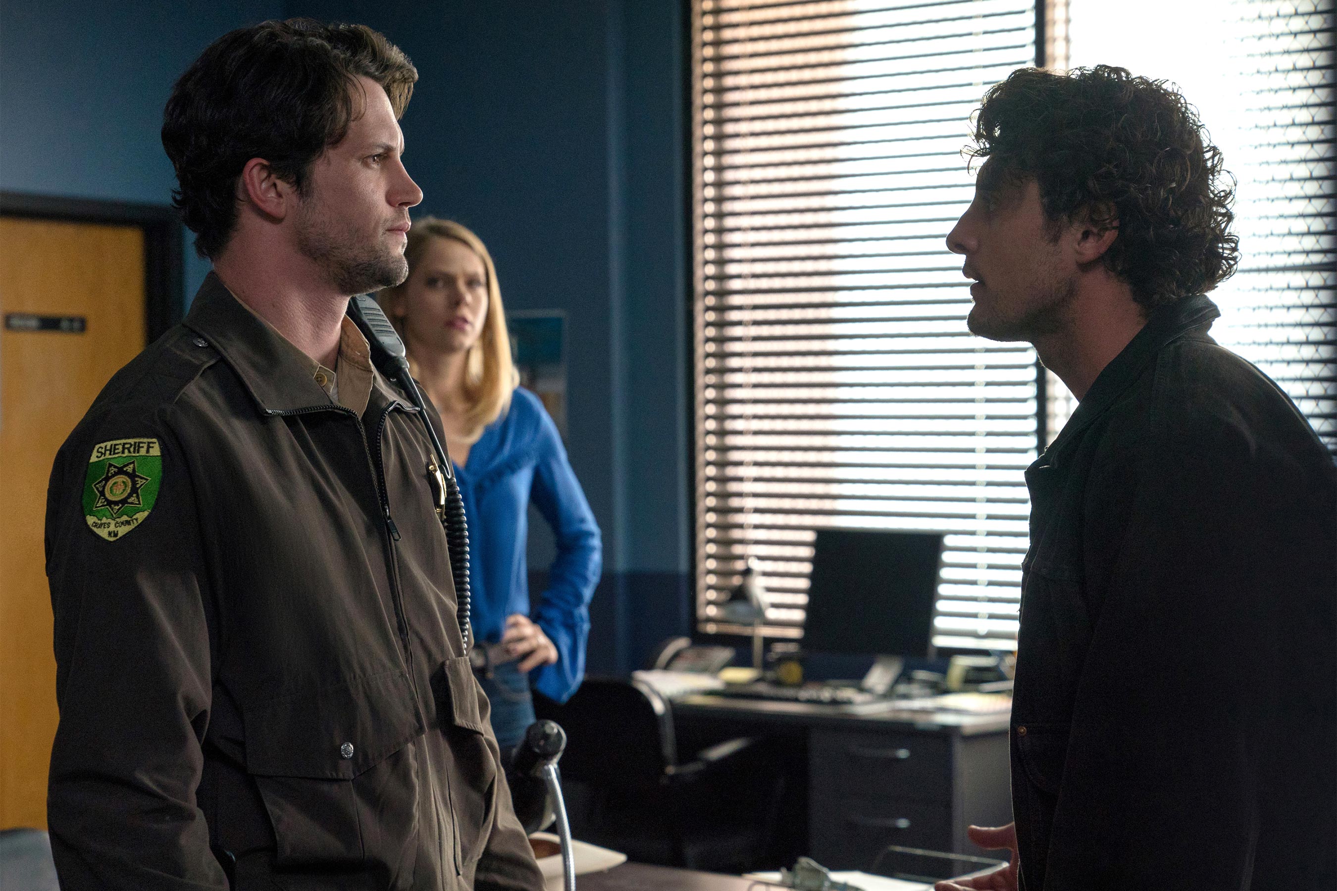 Review: Roswell, New Mexico 1x1 (US: The CW) - The Medium is Not Enough